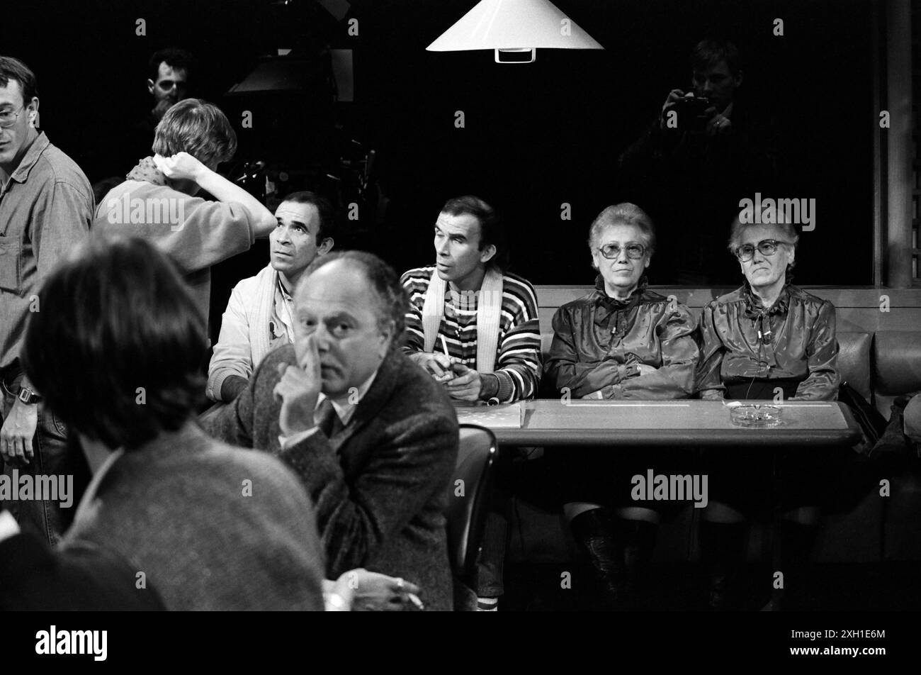 Michel Polac on the set of his TV show "Droit de réponse", in 1984 ...