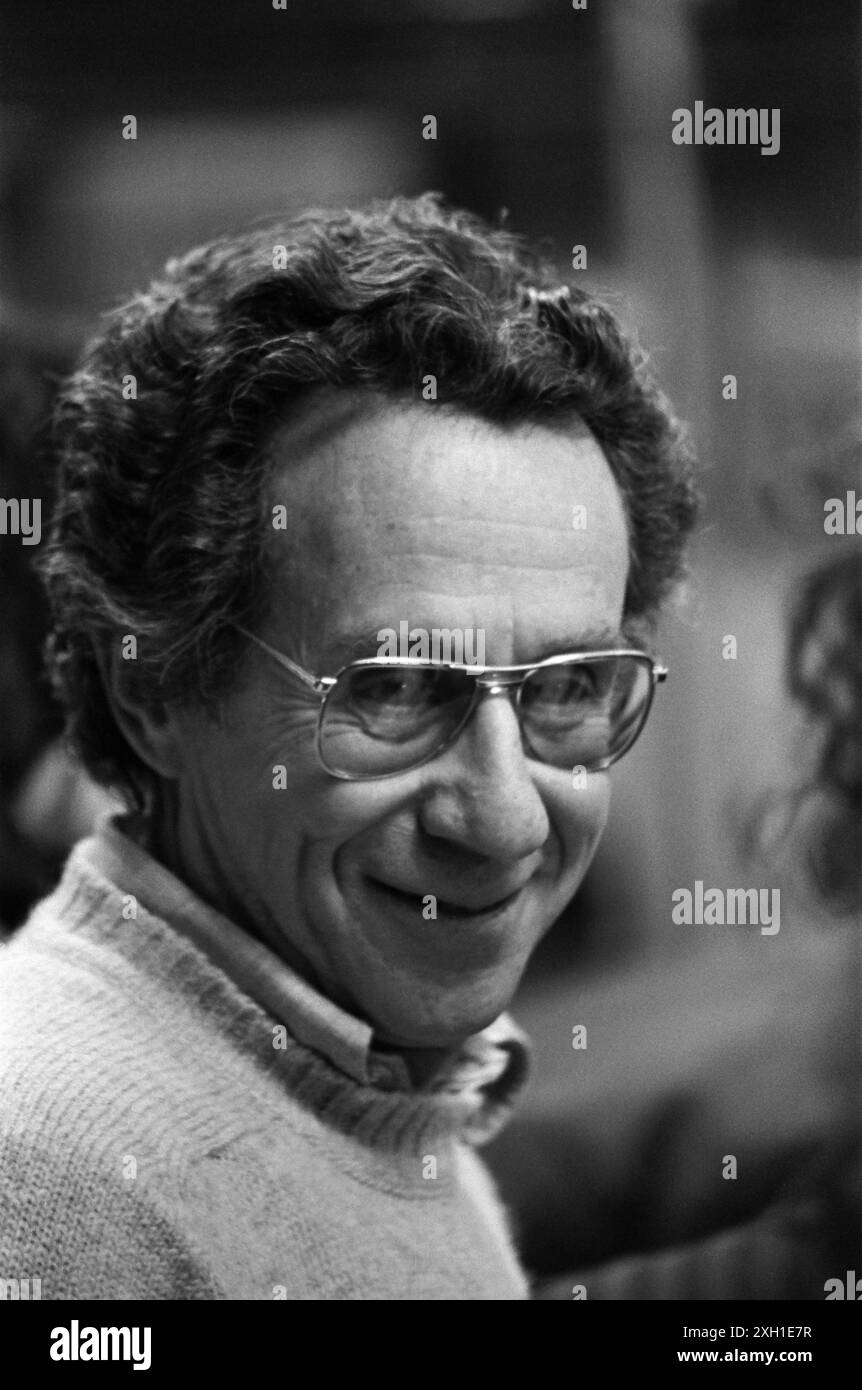 Director Arthur Penn in 1985 in Paris, on the set of his film "Target ...