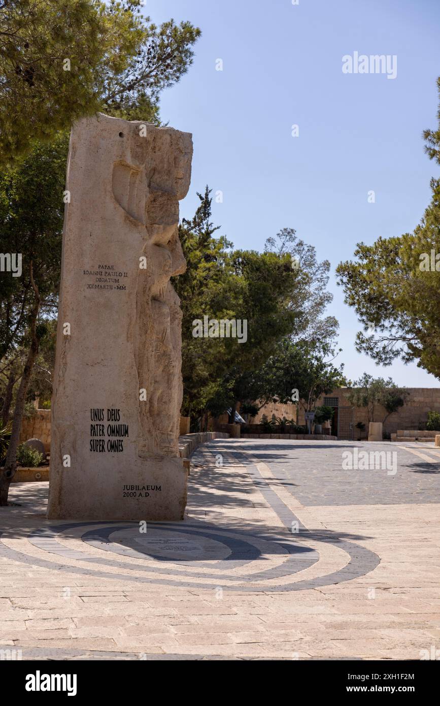 Road of Peace, sculpture by Vincenzo Bianchi to commemorate the visit ...