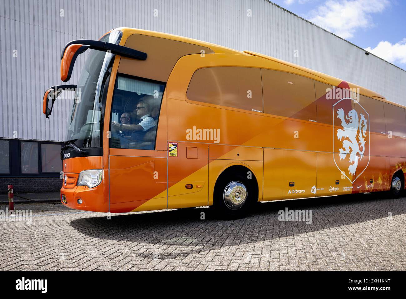 SCHIPHOL - The bus with the Dutch national team leaves after arriving ...