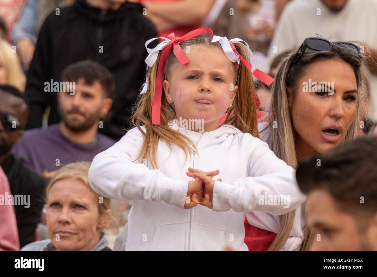 Girl child football fan crowd hi-res stock photography and images - Alamy