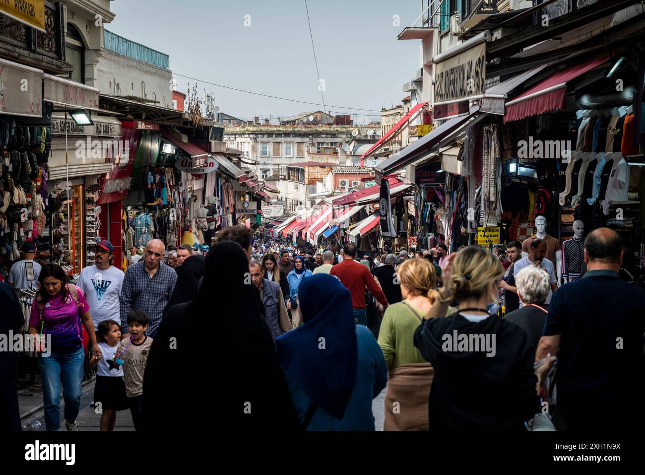Shops outside grand bazaar istanbul hi-res stock photography and images ...