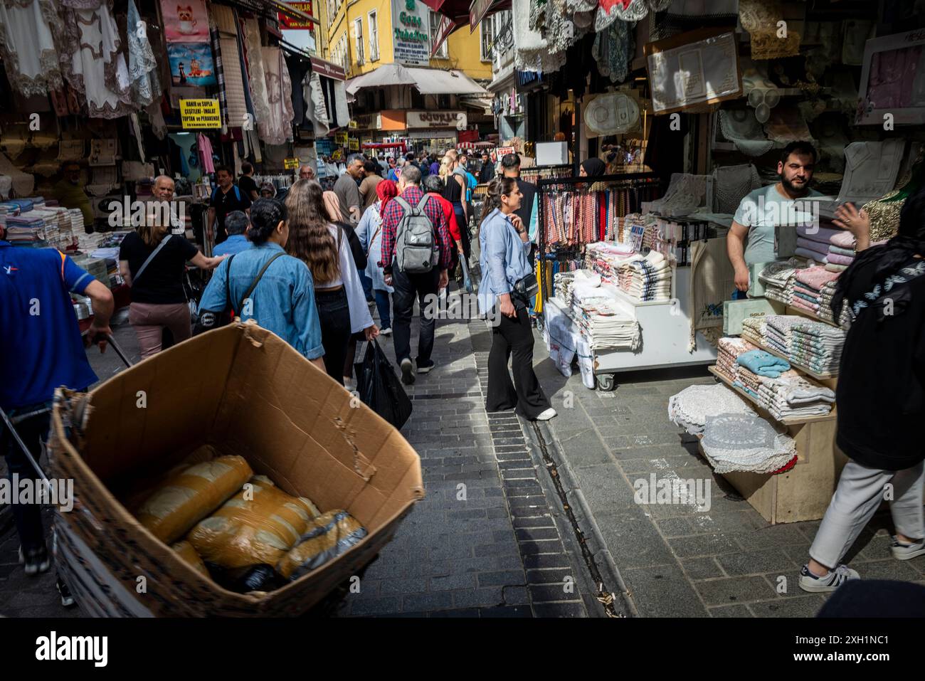 Shops outside grand bazaar istanbul hi-res stock photography and images ...