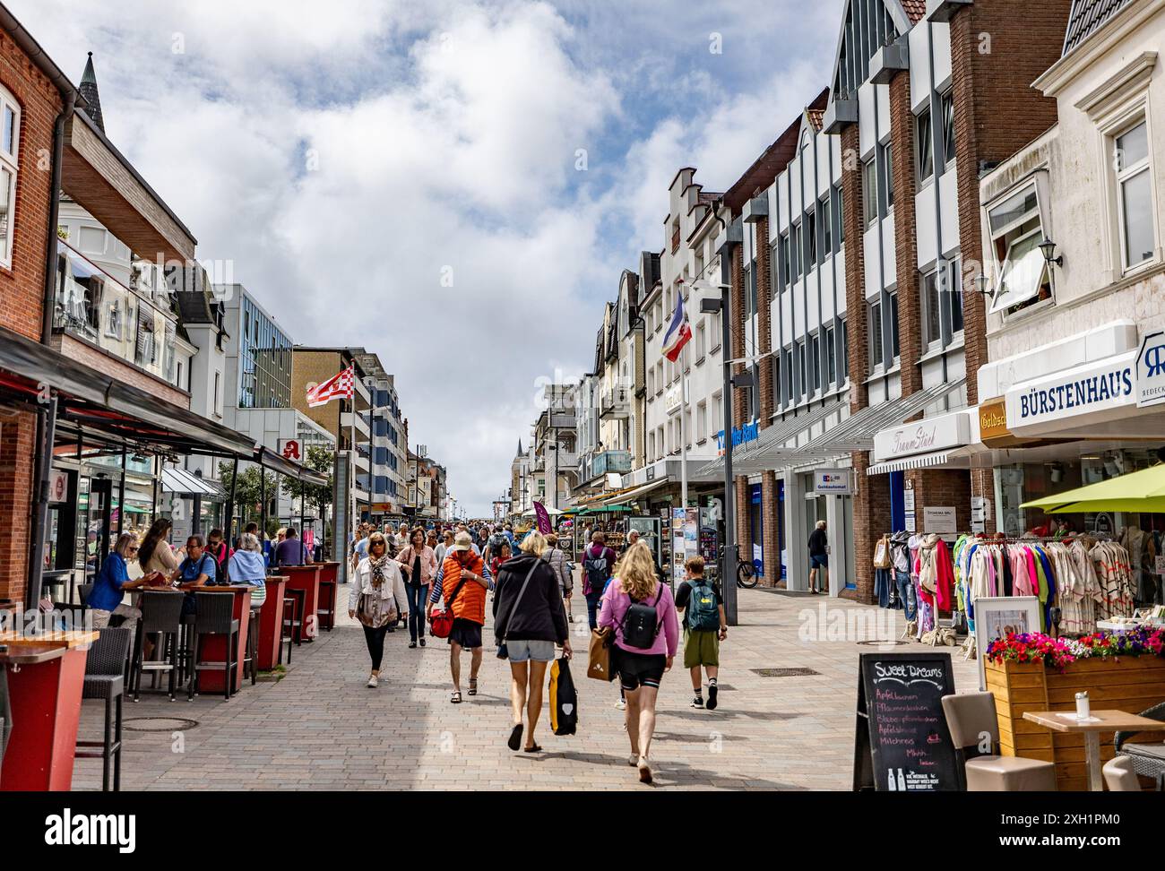 11 July 2024, Schleswig-Holstein, Westerland/Sylt: Visitors to the ...