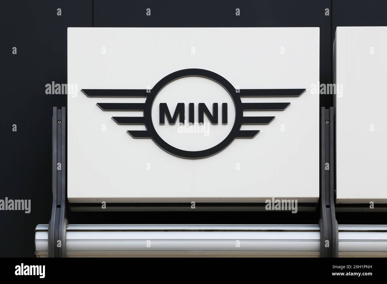 Bmw logo on facade hi-res stock photography and images - Alamy