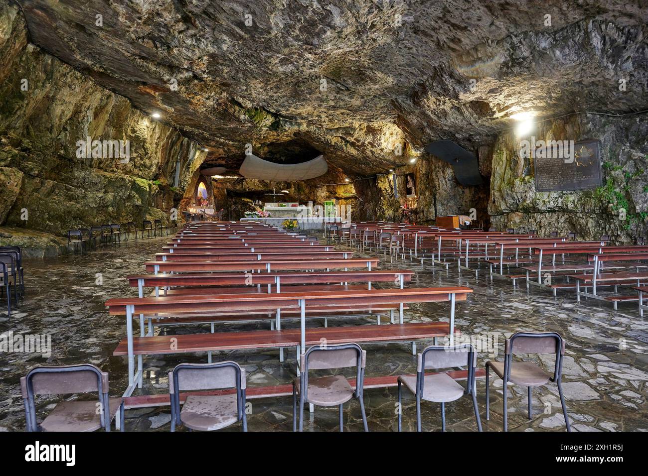 Santuario della madonna della cornabusa hi-res stock photography and ...
