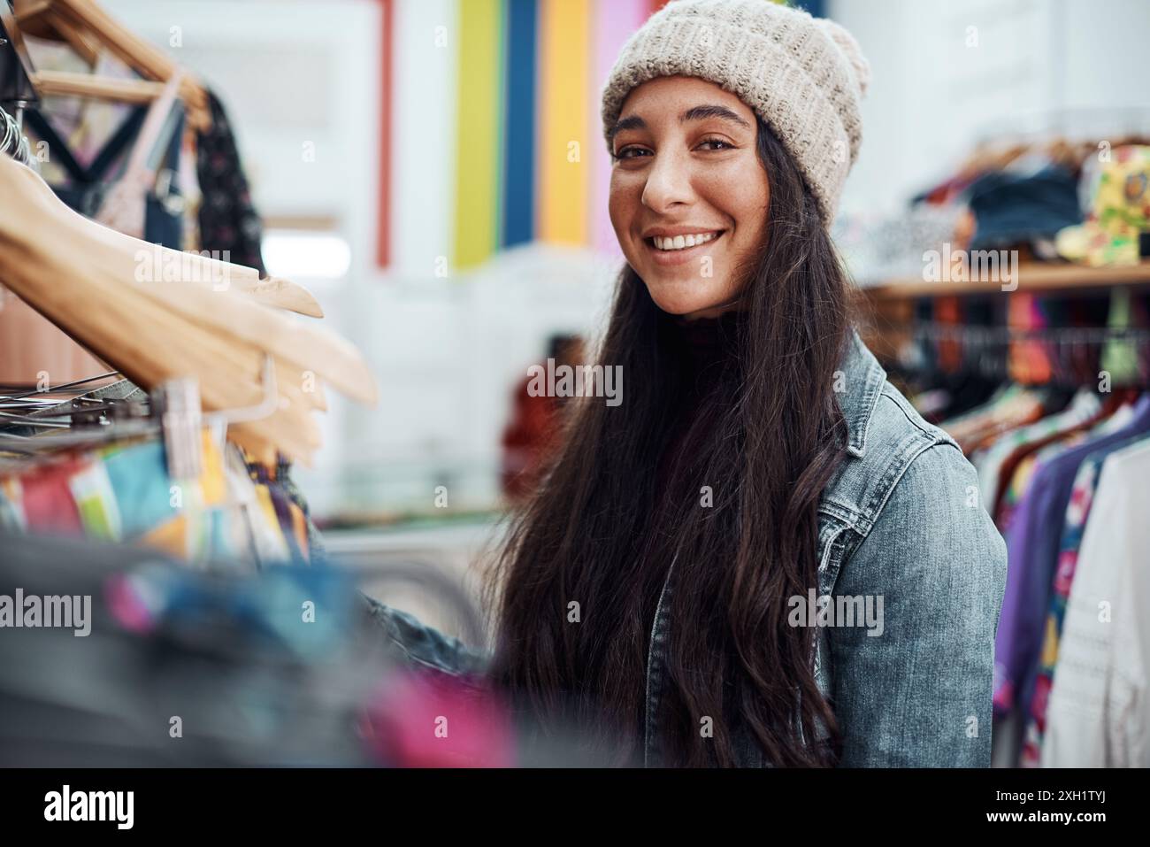 Shopping mall sales time woman hi-res stock photography and images - Alamy