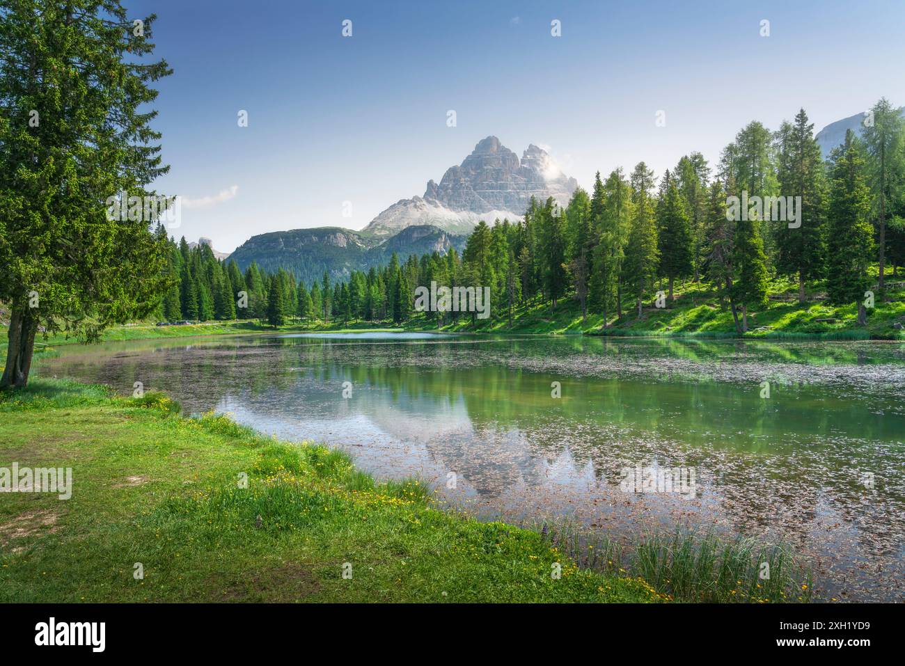 Lake Antorno and Three Peaks of Lavaredo mountains in the background ...