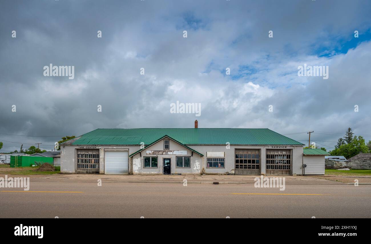 Old abandoned building in saskatchewan hi-res stock photography and ...