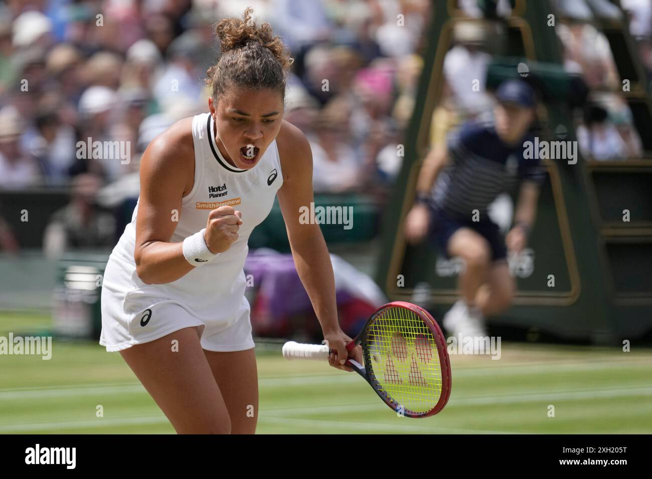 Jasmine Paolini of Italy celebrates winning a point against Donna Vekic ...