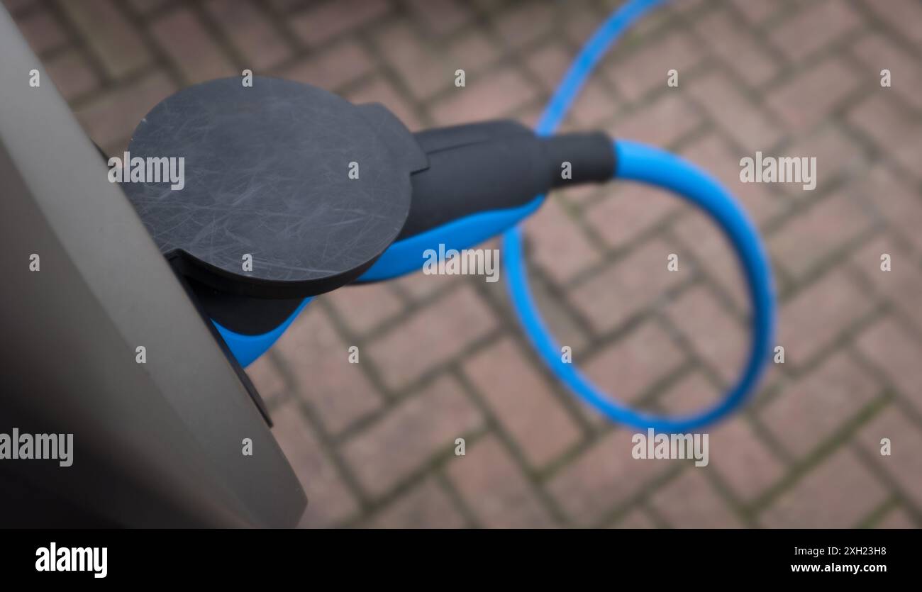 Connection of a power supply for the charging station for electric cars ...