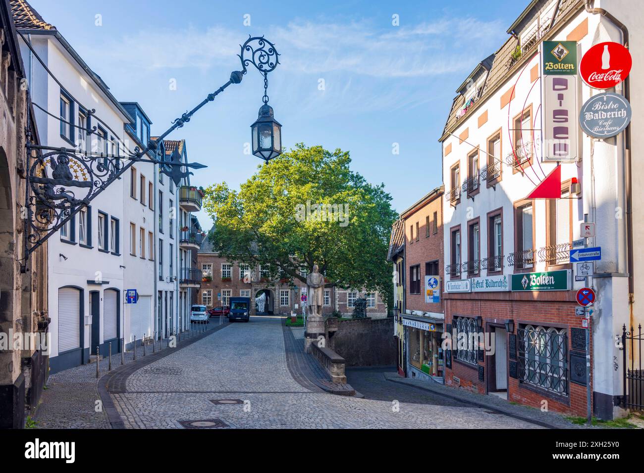 Old Town, alley Abteiberg, Balderich von Friaul monument ...