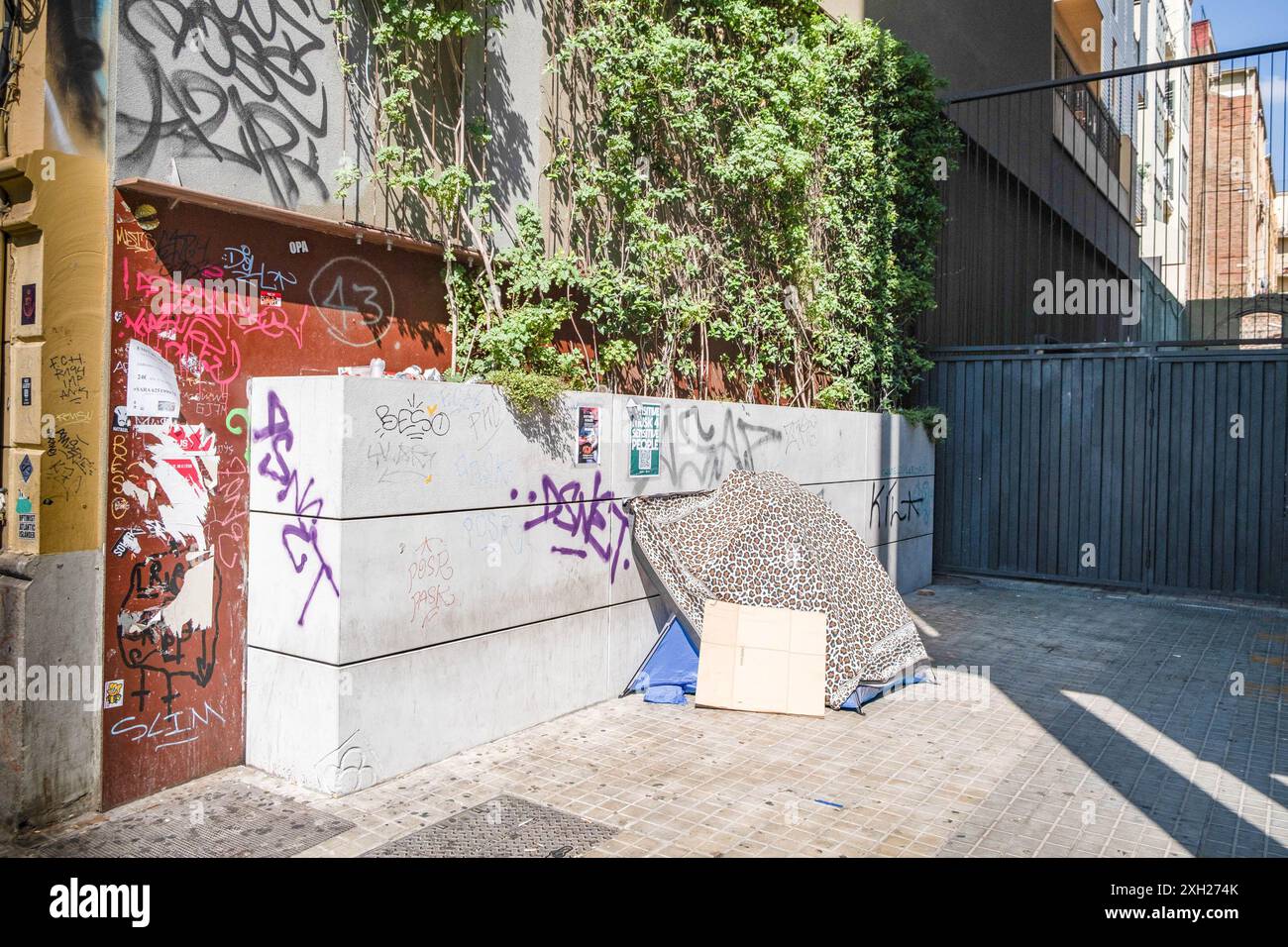 Barcelona, Spain. 11th July, 2024. An improvised shelter set up by a ...