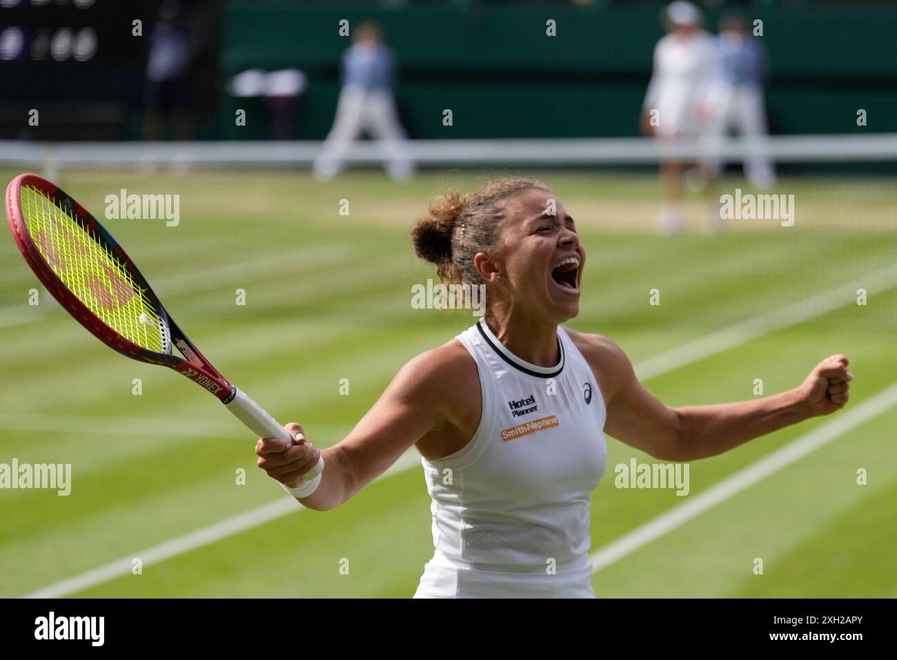 Jasmine Paolini of Italy celebrates after defeating Donna Vekic of ...