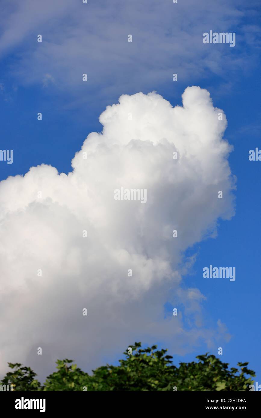 Rising cloud formation hi-res stock photography and images - Alamy
