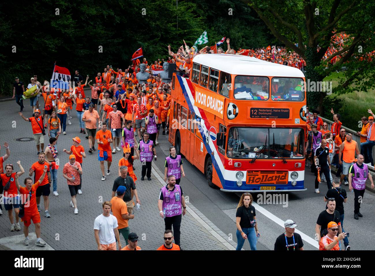 Fanwalk Oranje Fans mit Fanbus an den Westfalenhallen, GER, Netherlands ...