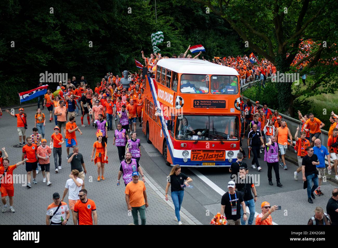 Fanwalk Oranje Fans mit Fanbus an den Westfalenhallen, GER, Netherlands ...