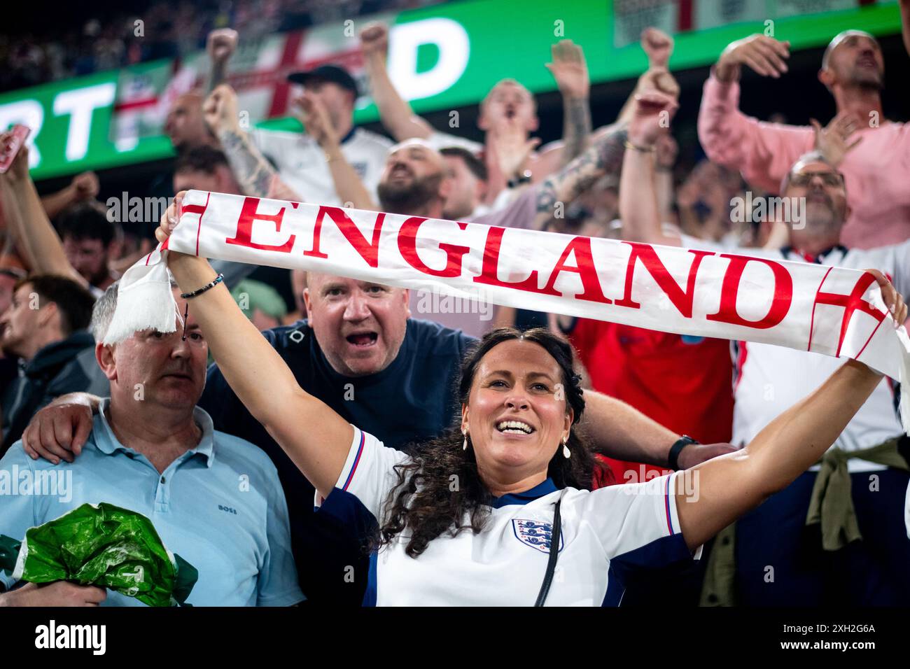 Fans von England jubeln ueber den Sieg und den Einzug in das Finale ...