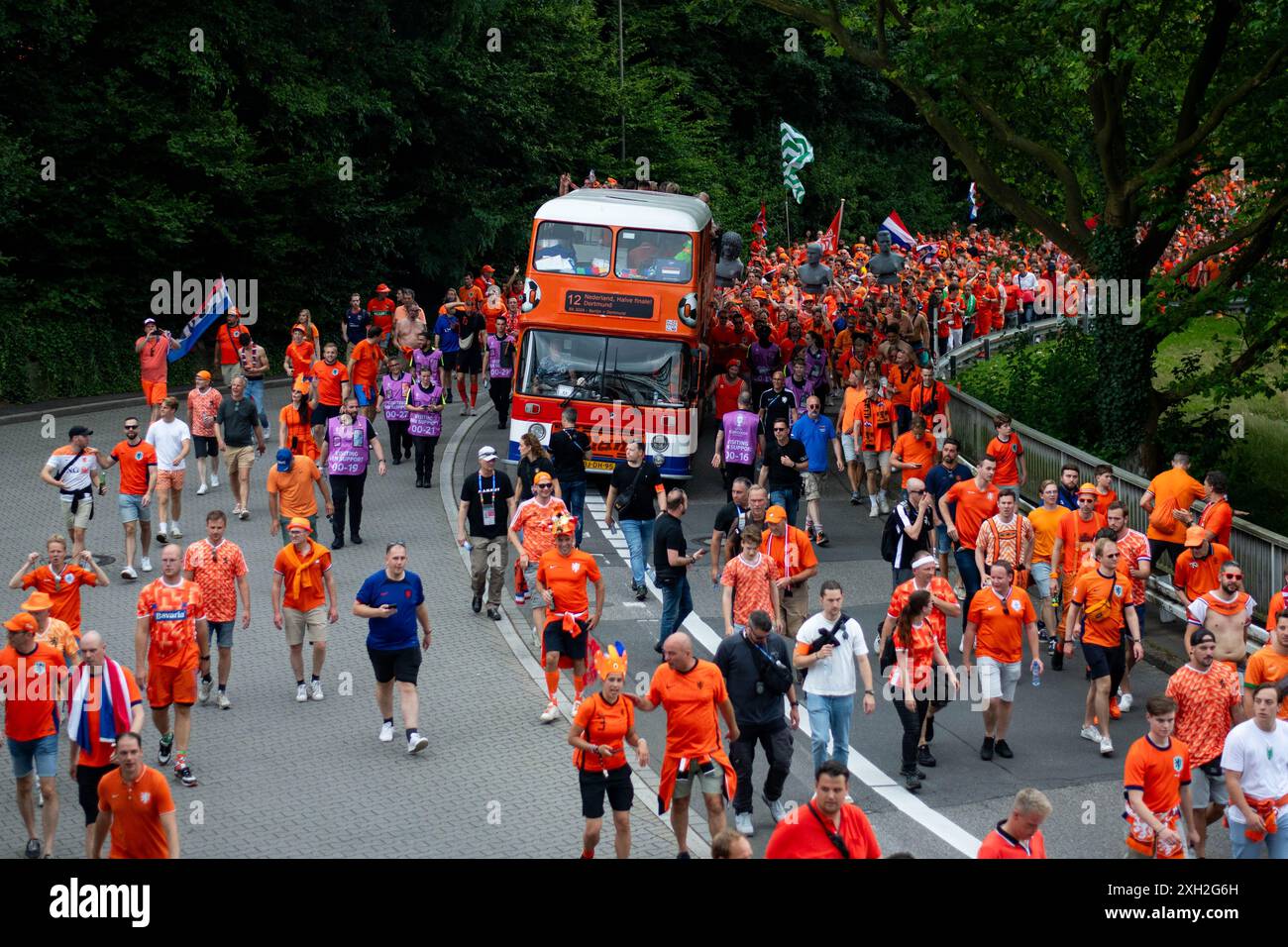 Fanwalk Oranje Fans mit Fanbus an den Westfalenhallen, GER, Netherlands ...