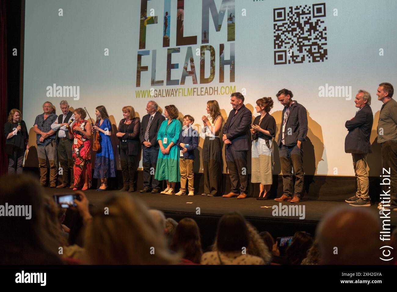 From the Irish film "FIDIL GHORM" the director Anne McCabe (m), the two ...