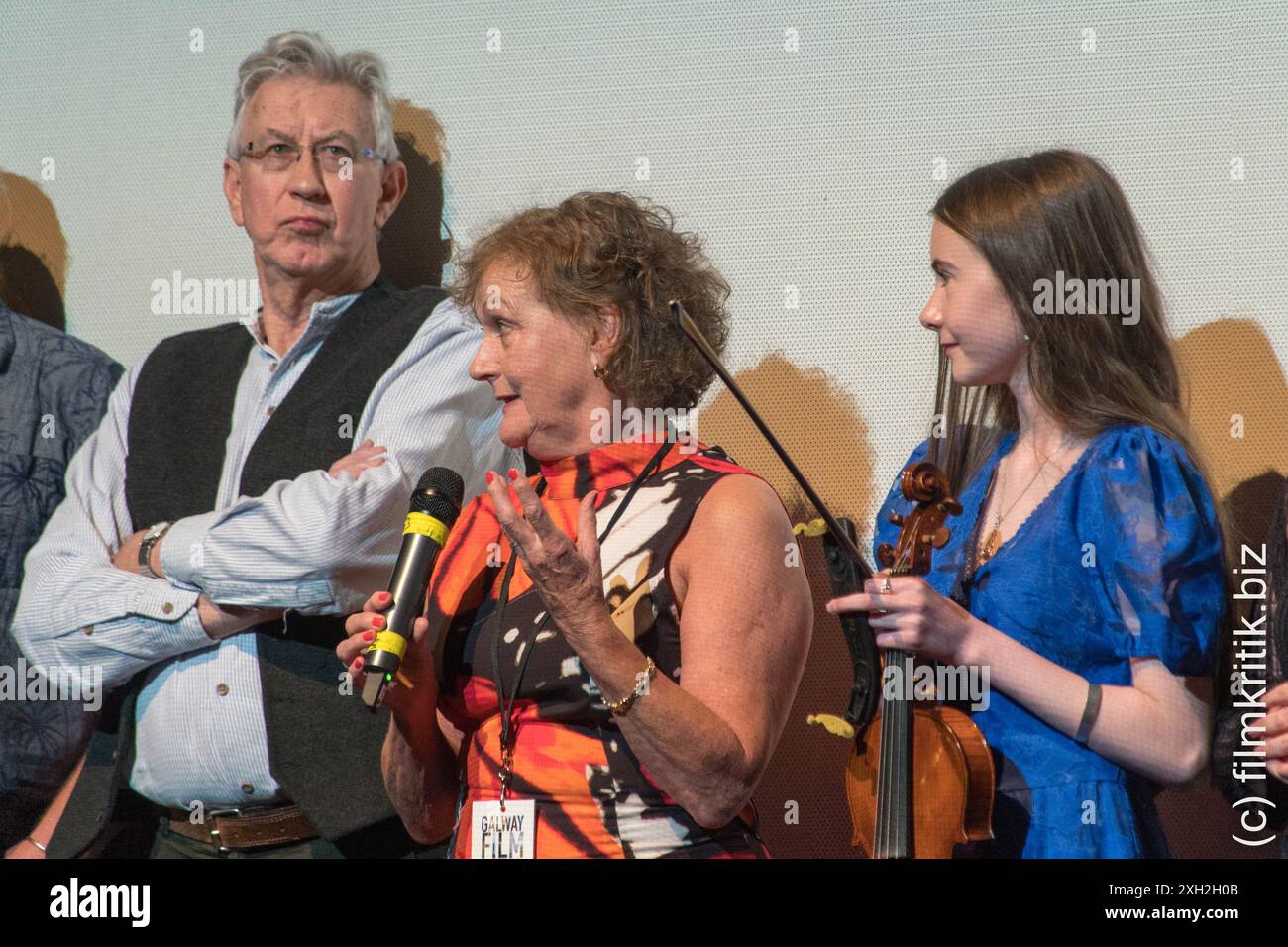 From the Irish film "FIDIL GHORM" the director Anne McCabe (m), the two ...