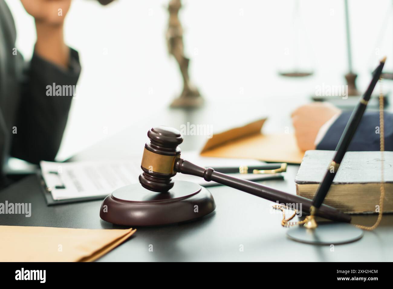 Defendants table hi-res stock photography and images - Alamy