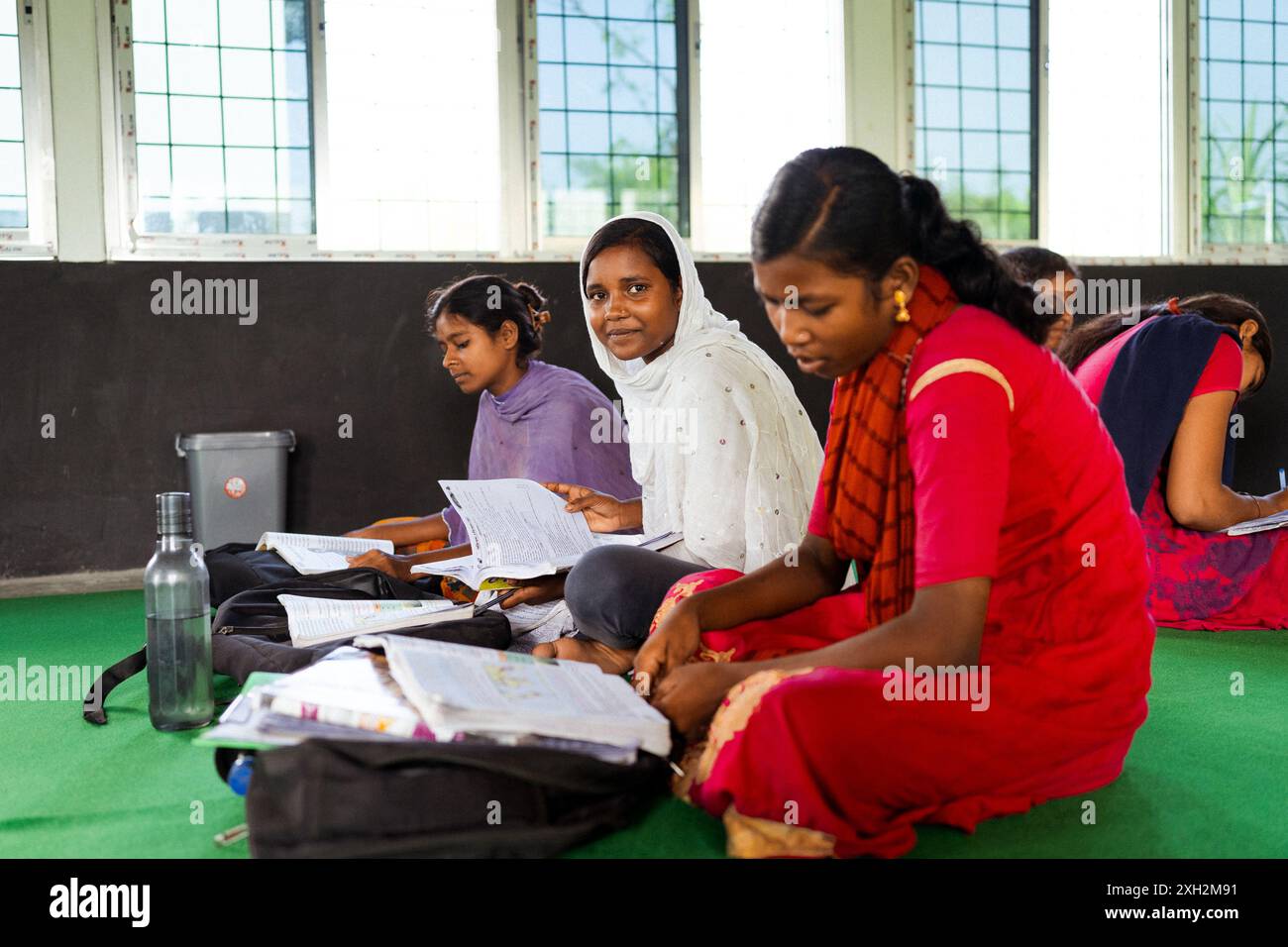 Indian schoolgirls hi-res stock photography and images - Alamy