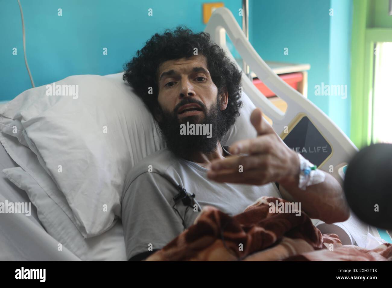The liberated Palestinian prisoner, Muazzaz Abayat, is receiving ...