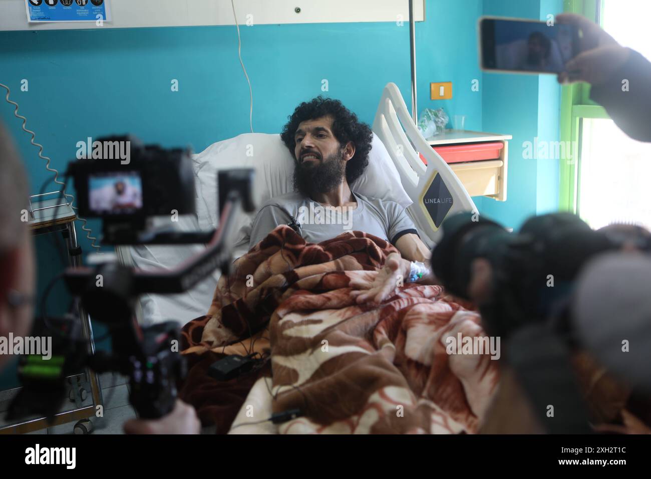 The liberated Palestinian prisoner, Muazzaz Abayat, is receiving ...