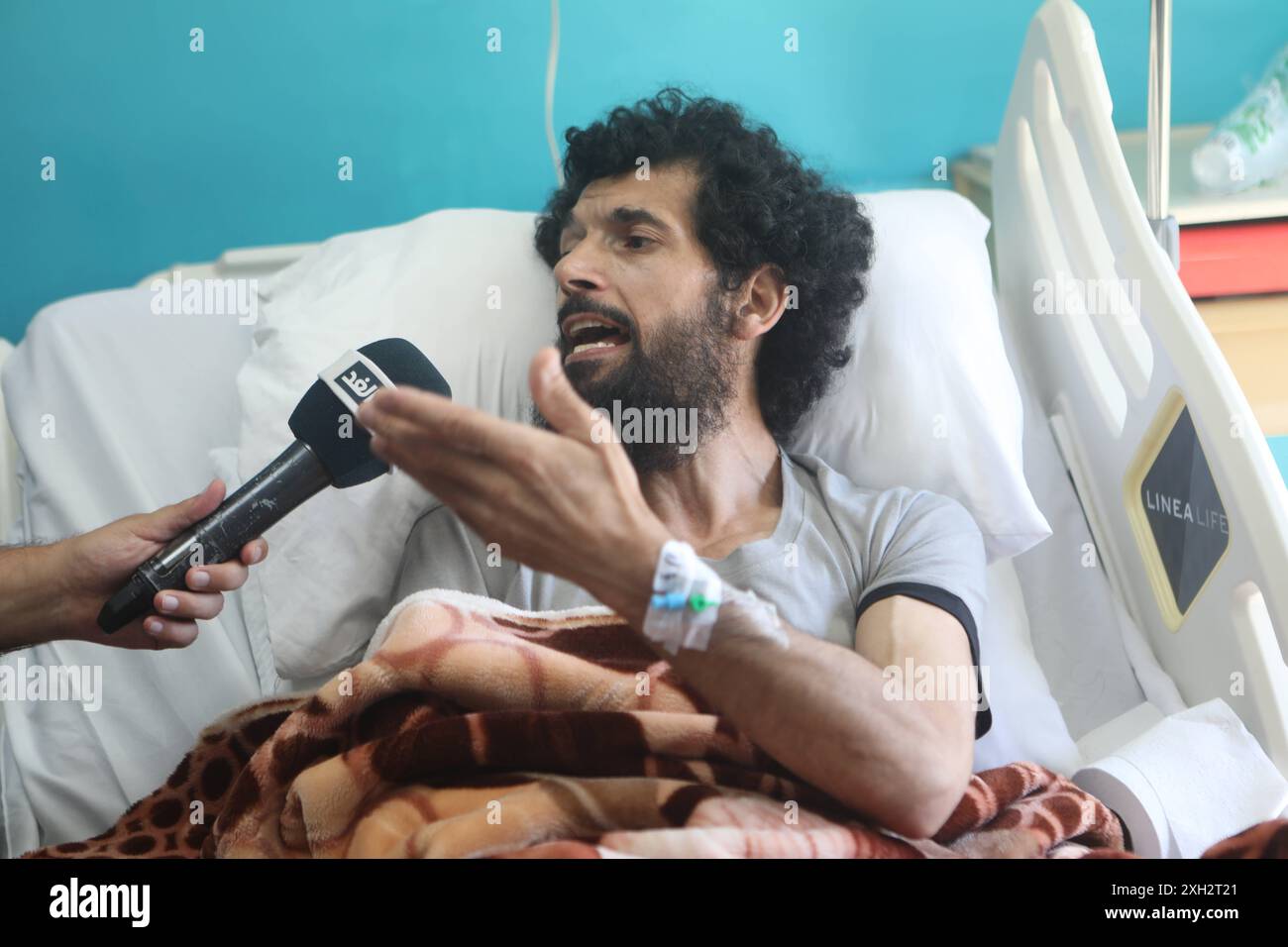 The liberated Palestinian prisoner, Muazzaz Abayat, is receiving ...