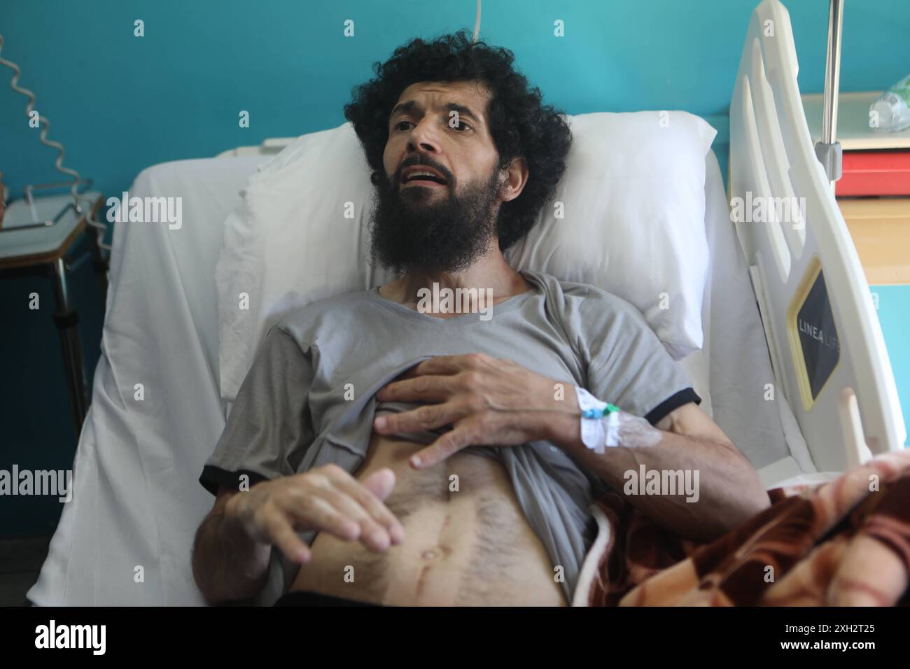 The liberated Palestinian prisoner, Muazzaz Abayat, is receiving ...