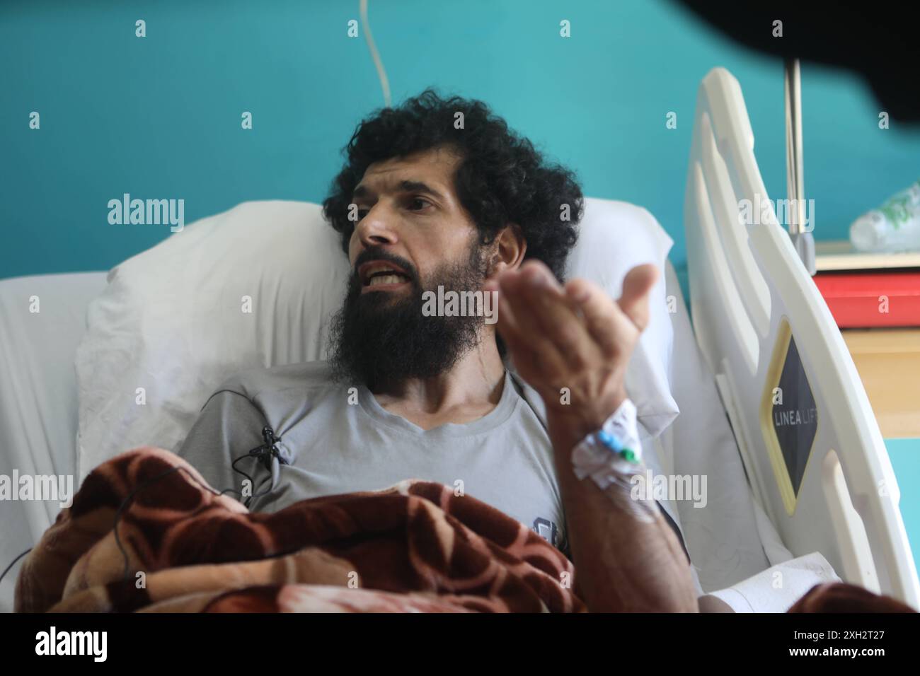 The liberated Palestinian prisoner, Muazzaz Abayat, is receiving ...