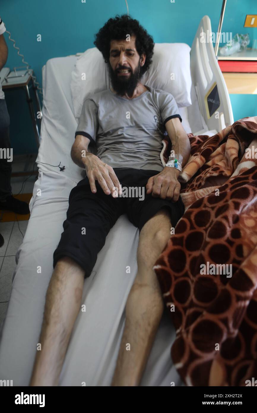 The liberated Palestinian prisoner, Muazzaz Abayat, is receiving ...