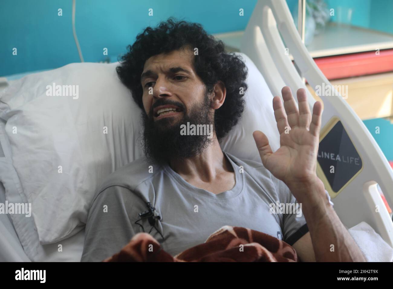 The liberated Palestinian prisoner, Muazzaz Abayat, is receiving ...
