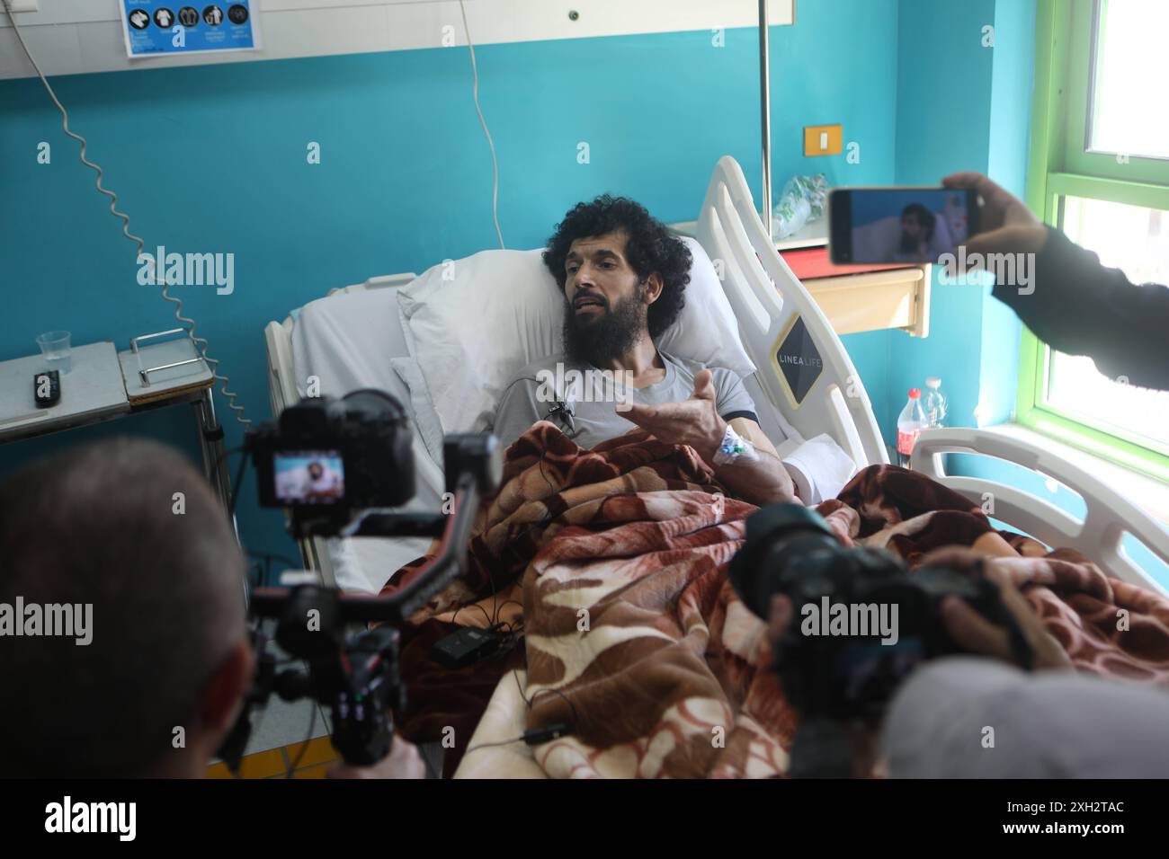 The liberated Palestinian prisoner, Muazzaz Abayat, is receiving ...
