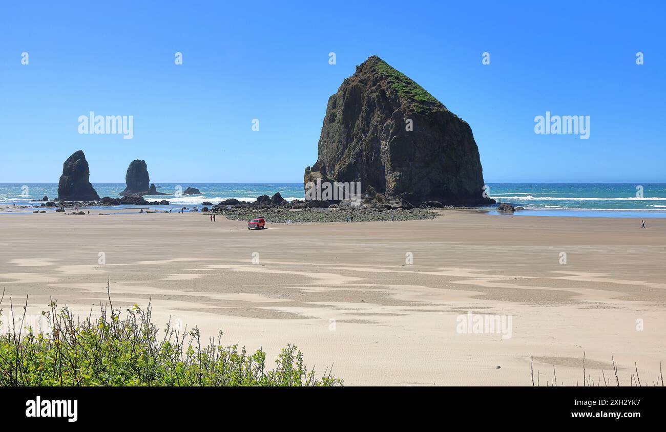 Cannon Beach Oregon: The famous Haystack rock on the Oregon coast in ...