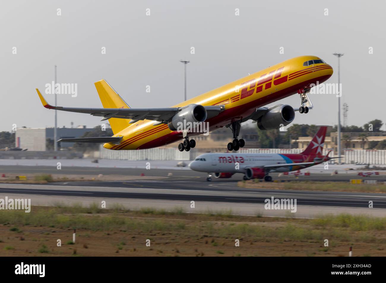 Dhl boeing 757 hi-res stock photography and images - Alamy