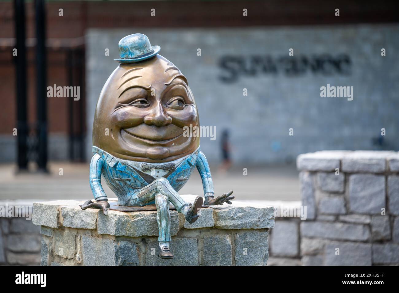 Humpty Dumpty statue sitting on wall in Suwanee Town Square, Suwanee ...