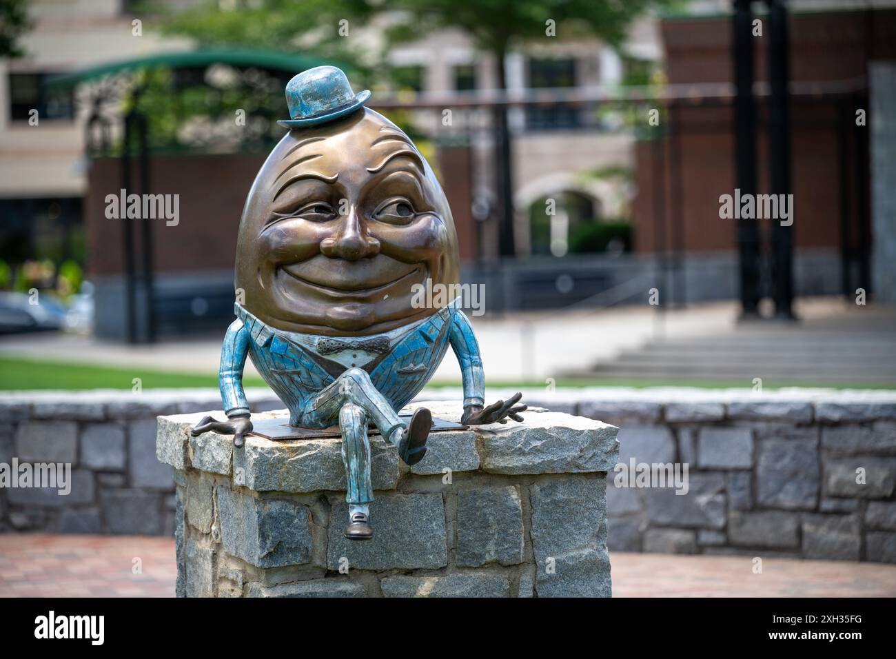 Humpty dumpty wall hi-res stock photography and images - Alamy
