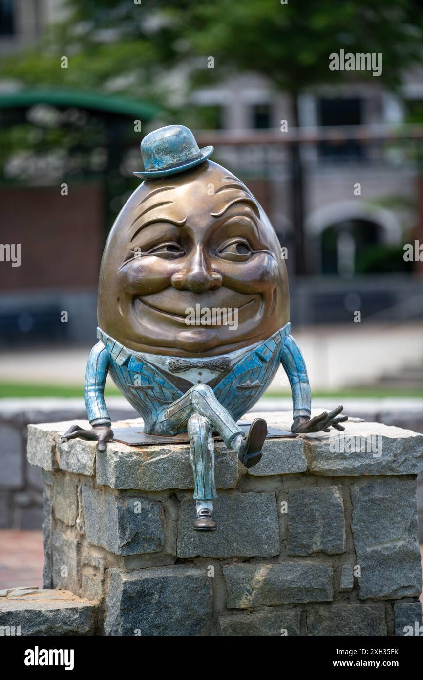 Humpty Dumpty statue sitting on wall in Suwanee Town Square, Suwanee ...