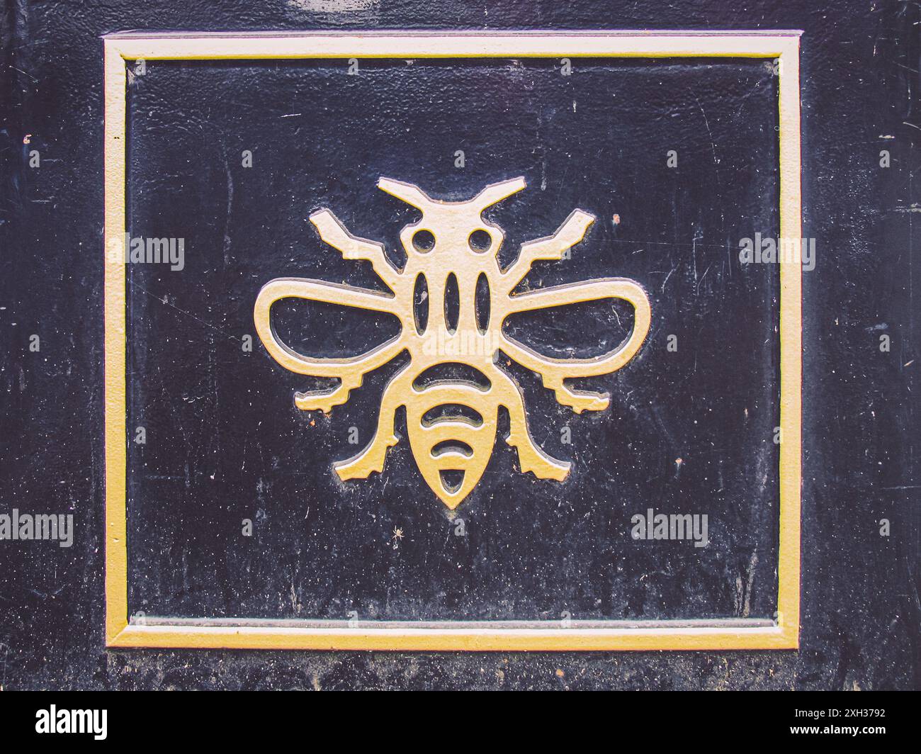 Manchester Bee on a flower display in the city centre Stock Photo - Alamy