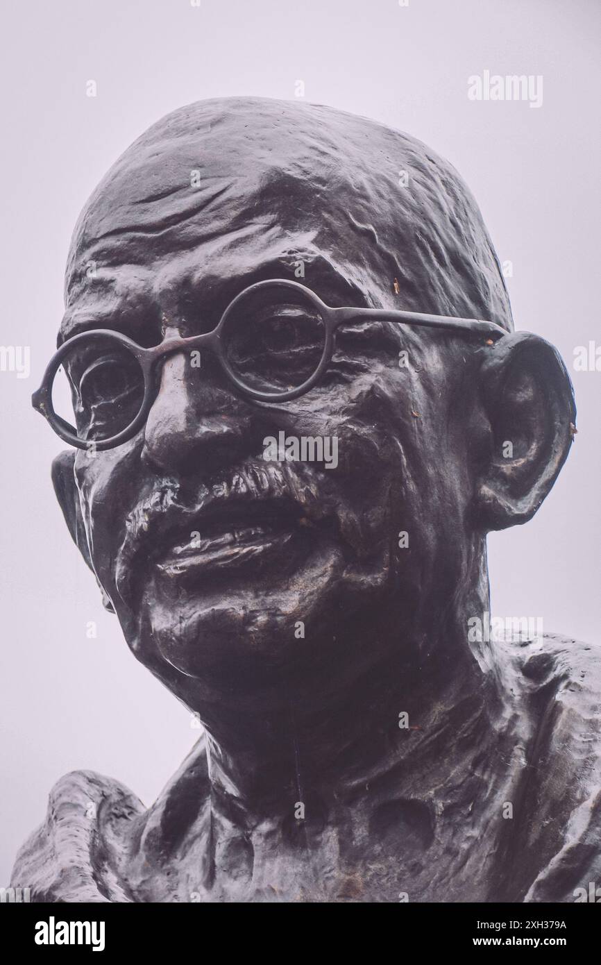 Manchester Mahatma Gandhi bronze statue by Ram V Sutar Stock Photo - Alamy