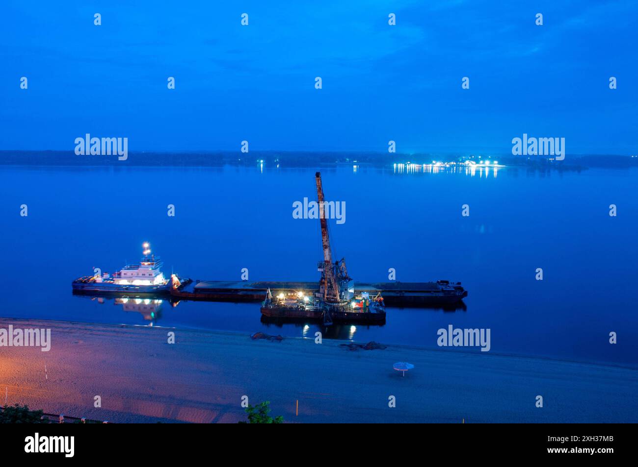 Sand delivery to the beaches in Samara A gantry full-turn jib crane ...