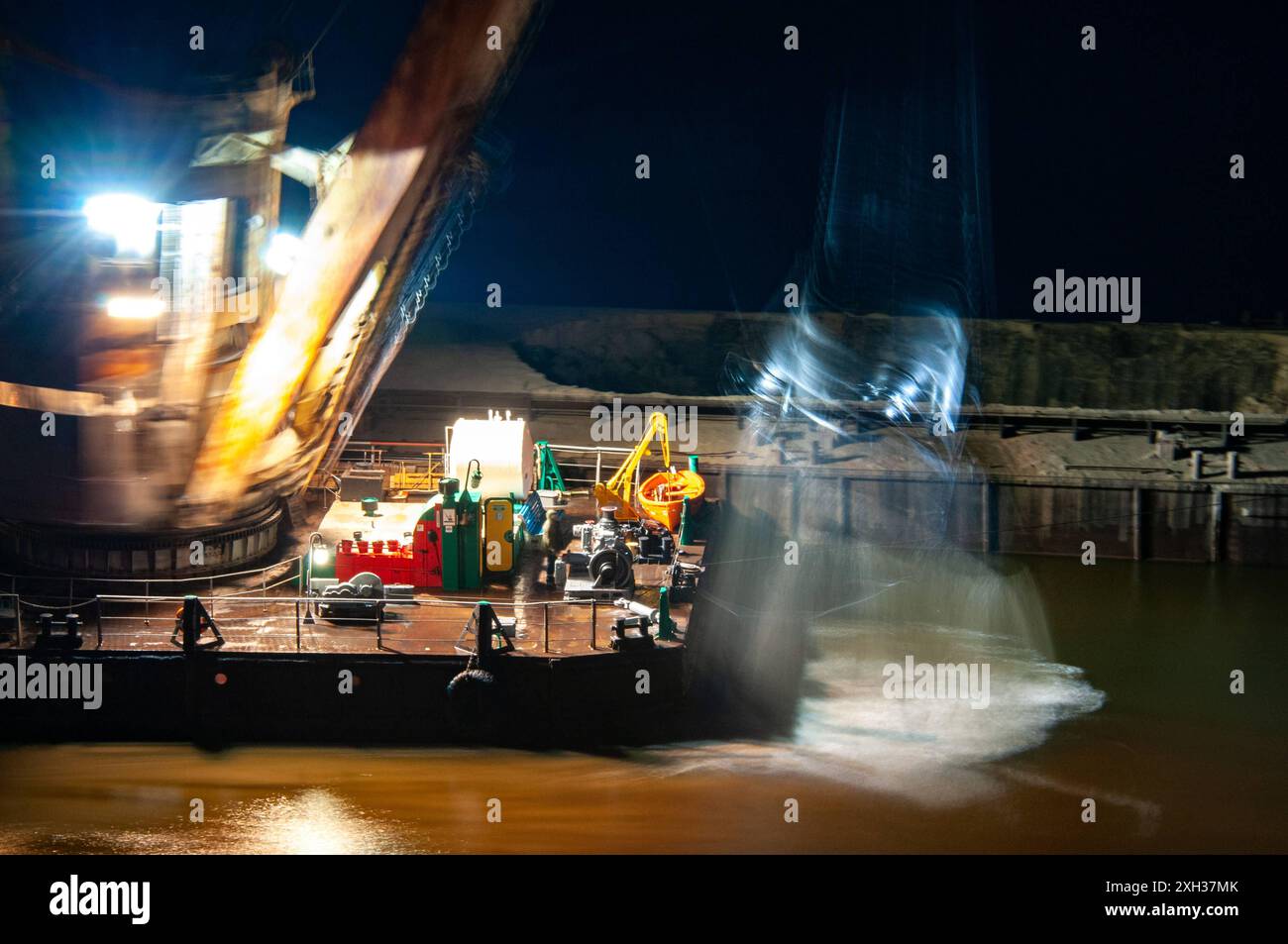 Sand delivery to the beaches in Samara A gantry full-turn jib crane ...