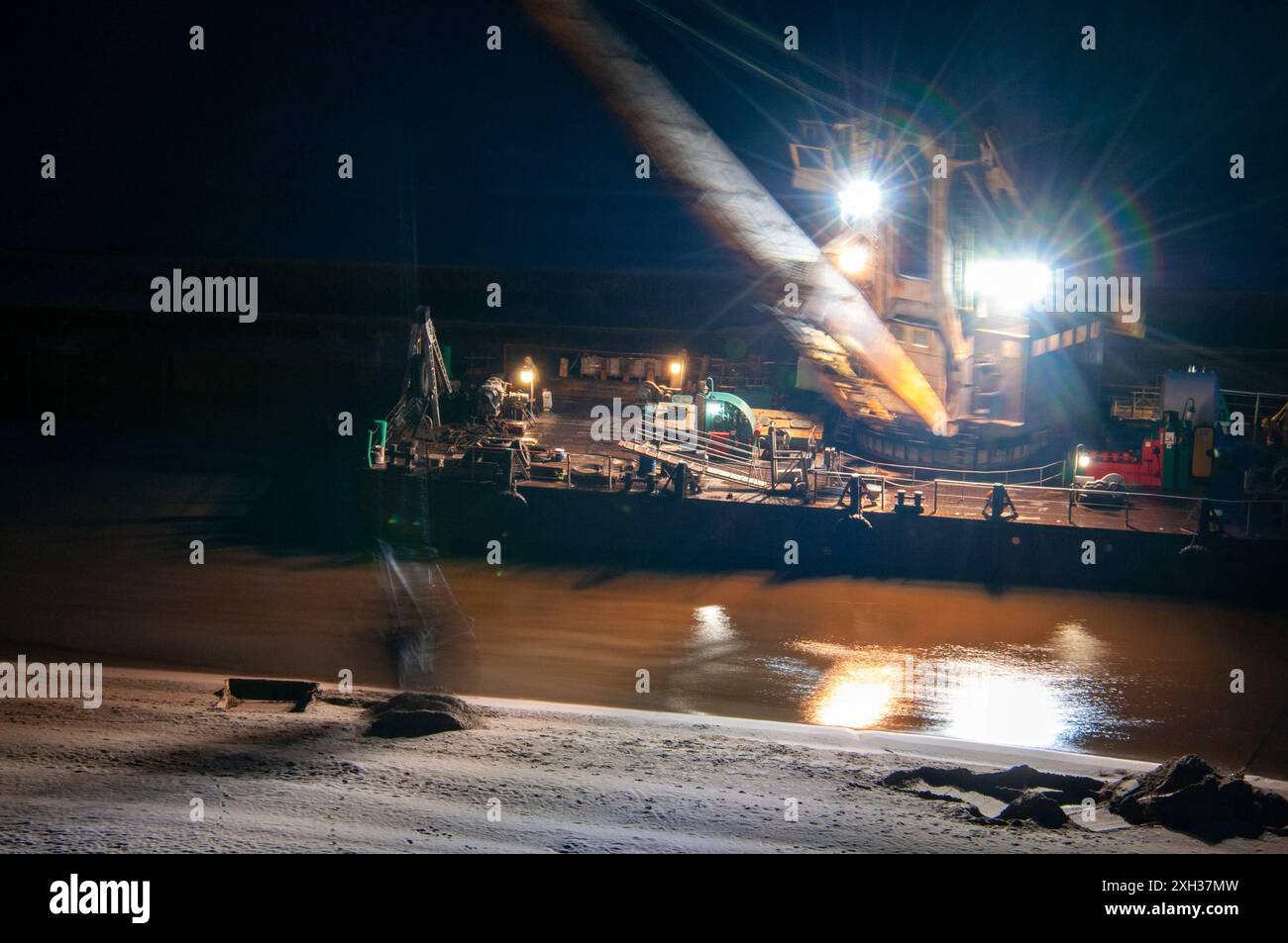 Sand delivery to the beaches in Samara A gantry full-turn jib crane ...
