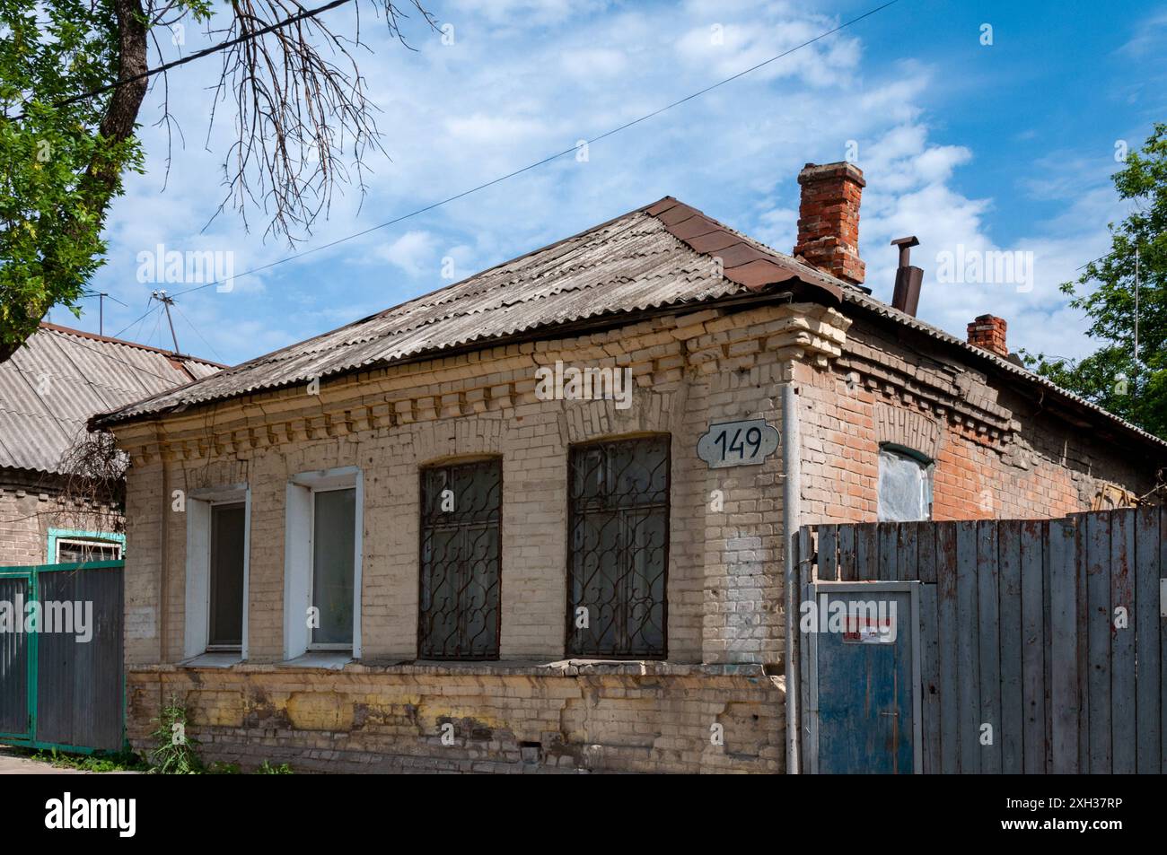 Dilapidated housing in Samara An old dilapidated building in Samara ...