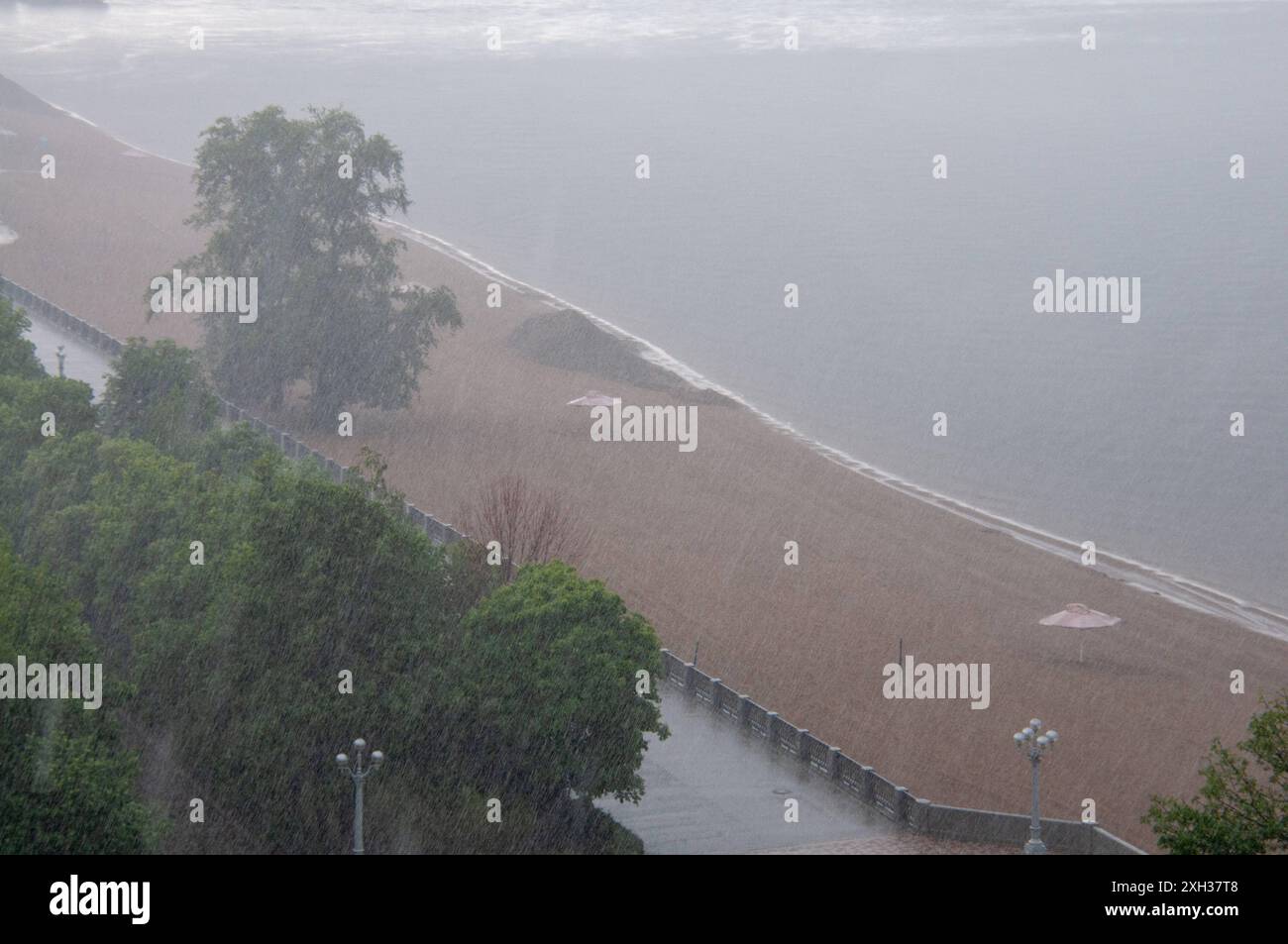 Views of the city of Samara, Russia Thundercloud over the Volga River ...