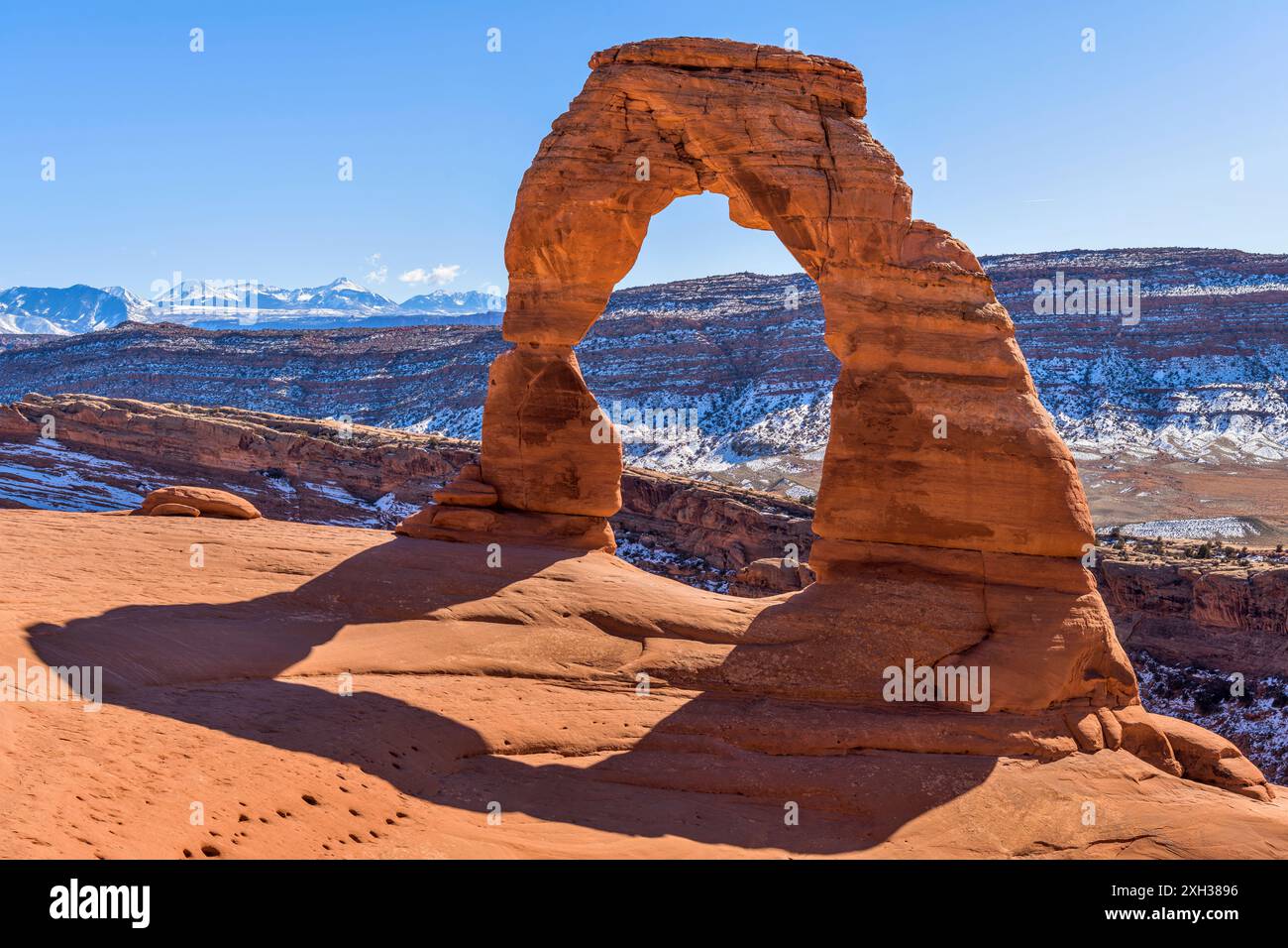 Winter Delicate Arch - Closeup view of Delicate Arch, with snow-covered ...