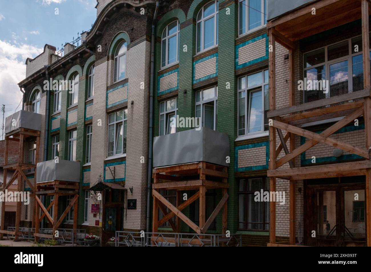 Dilapidated housing in Samara An old dilapidated building in Samara ...