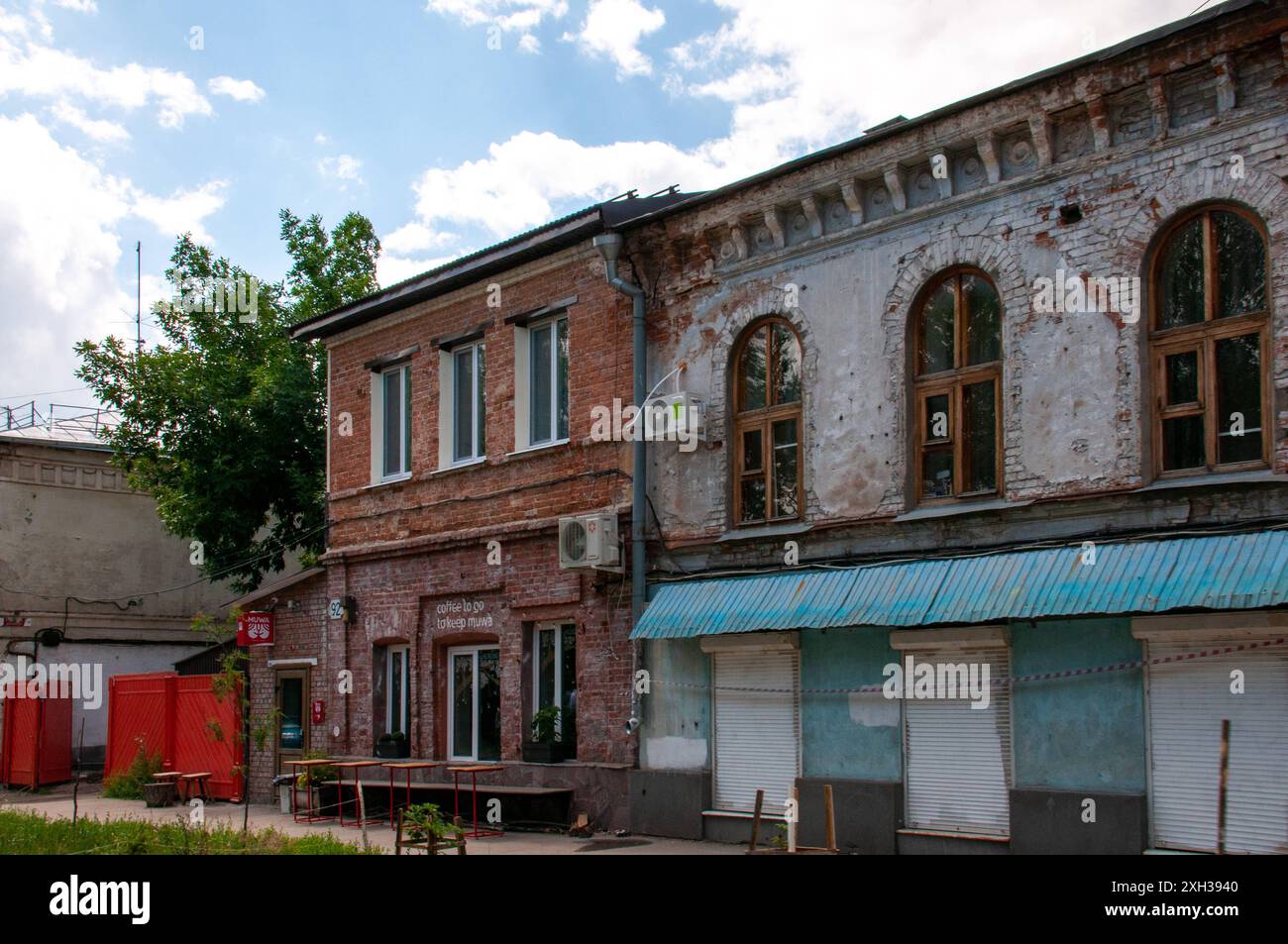 Dilapidated housing in Samara An old dilapidated building in Samara ...